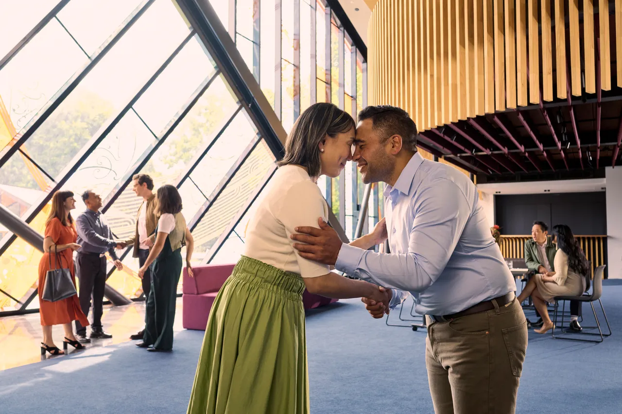 NZStory_Marae Hongi_95426