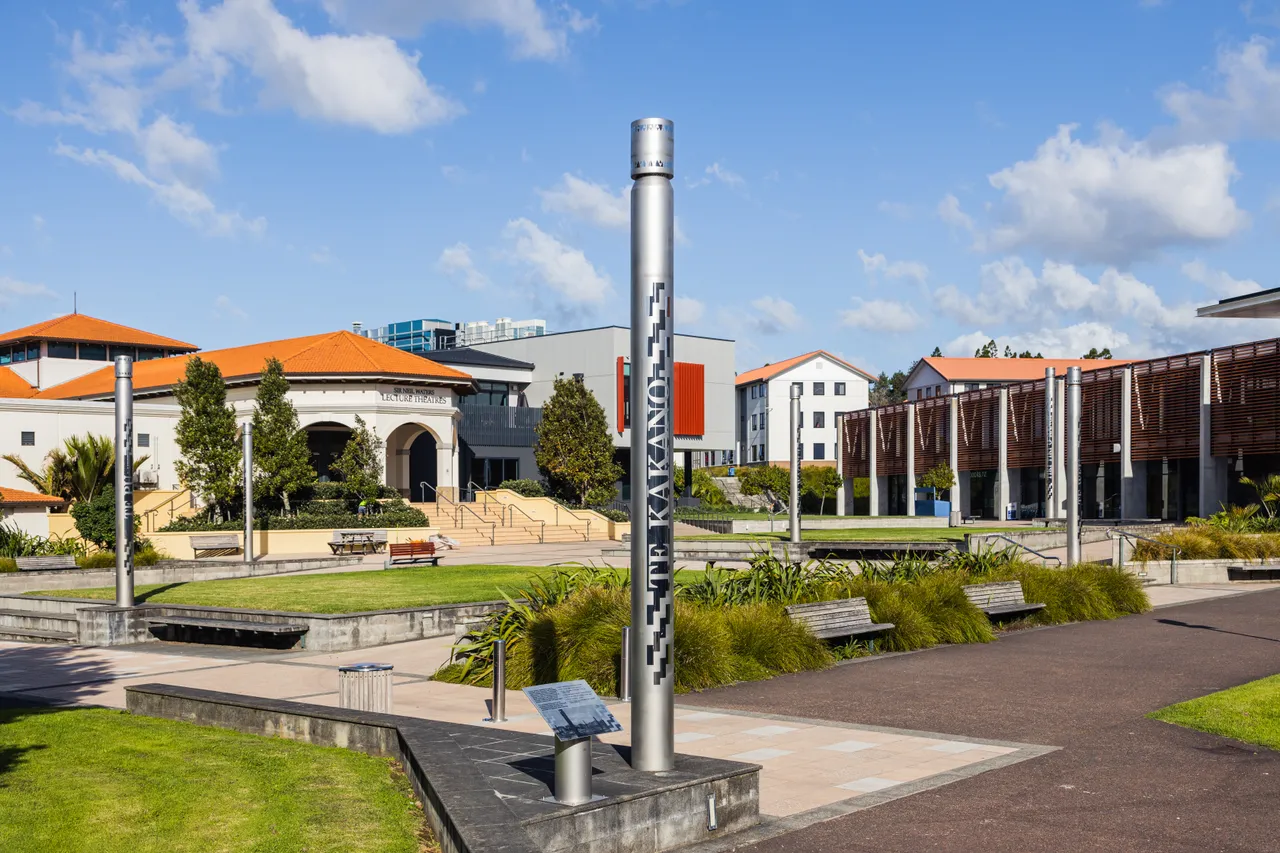 Massey University Brand Library - Massey Māori Pou (Wide)