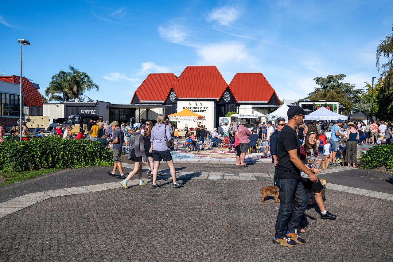 Hastings District Council Photo Library - Farmers Market - Civic Square (1)